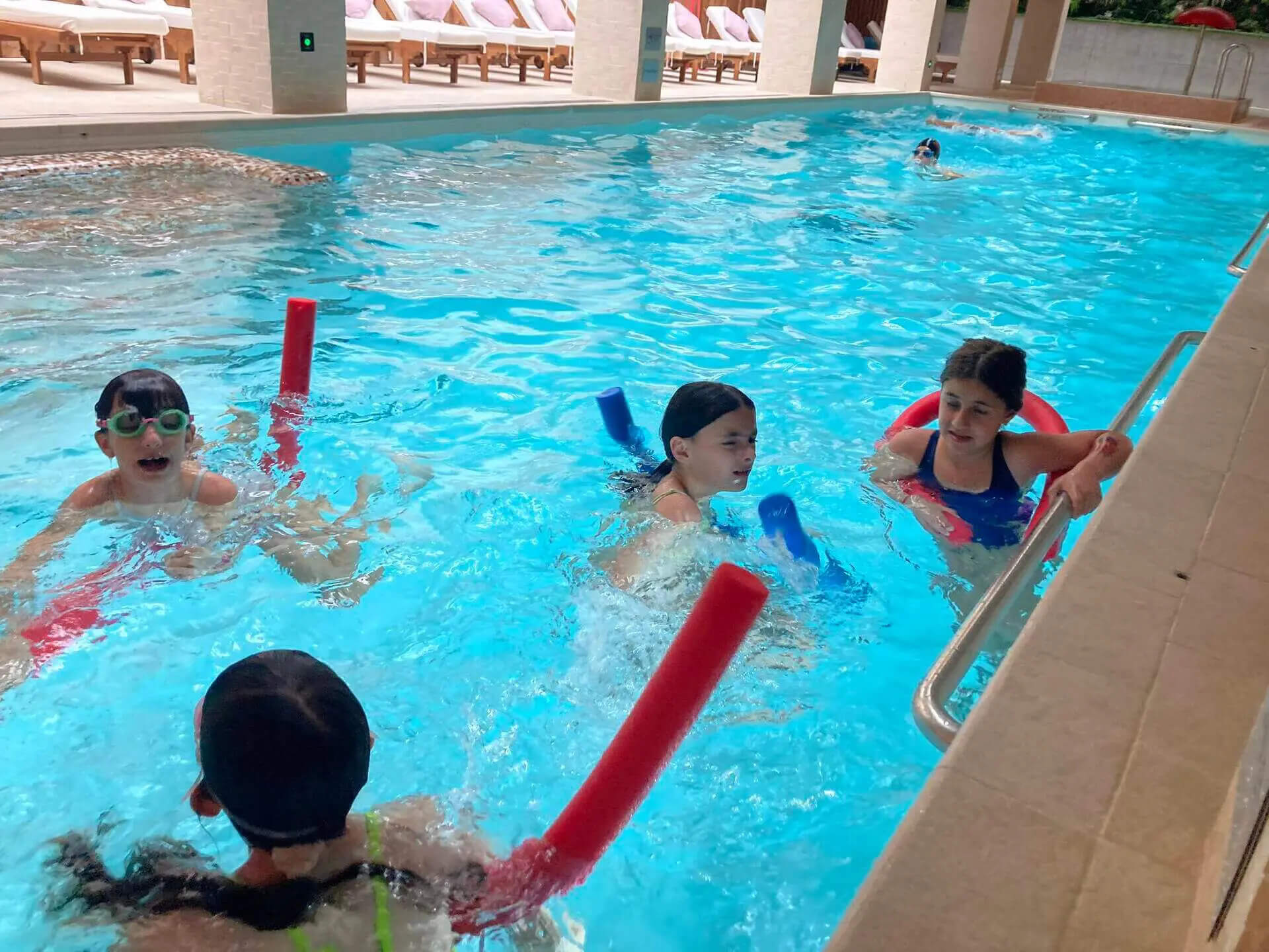 Плуване за деца в Lucky Bansko Kids Camp I Lucky Bansko Kids Camp